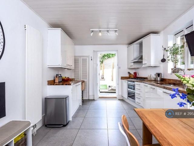 5 bedroom semi detached house to rent