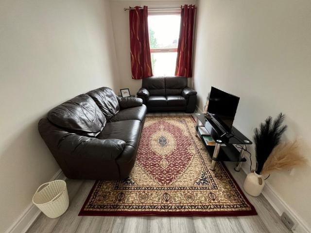 5 bedroom semi detached house to rent