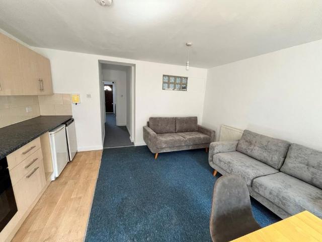 5 bedroom semi detached house to rent