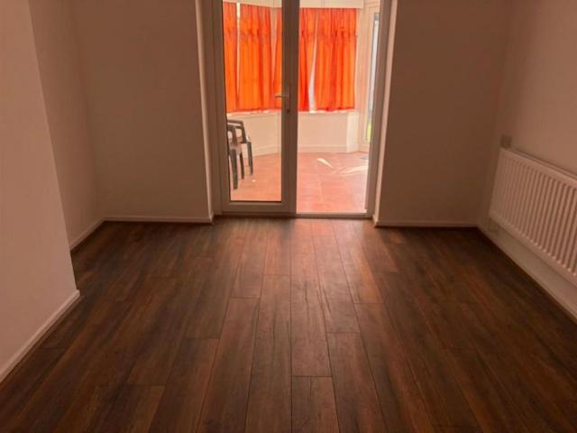 5 bedroom semi detached house to rent