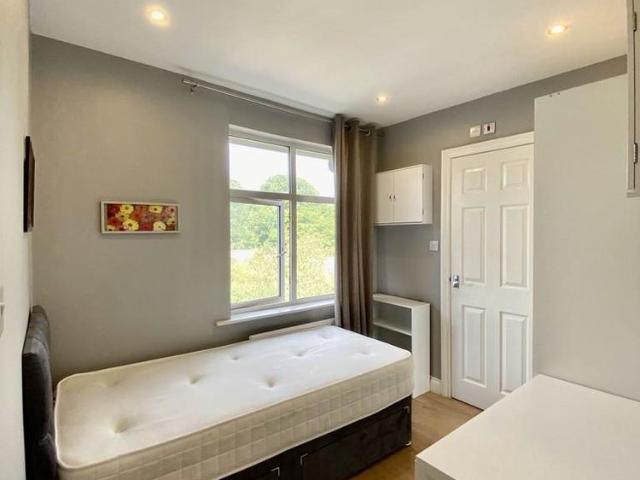 5 bedroom semi detached house to rent