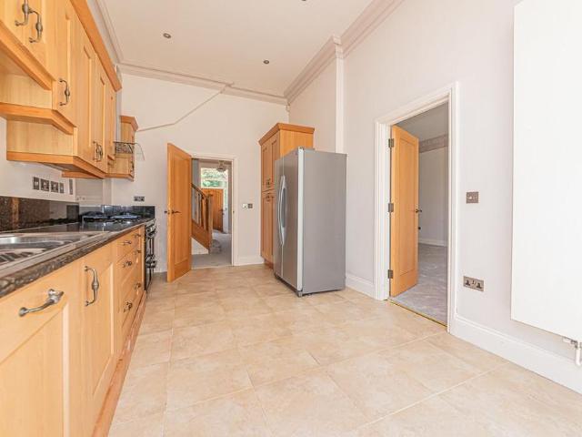 5 bedroom semi detached house to rent
