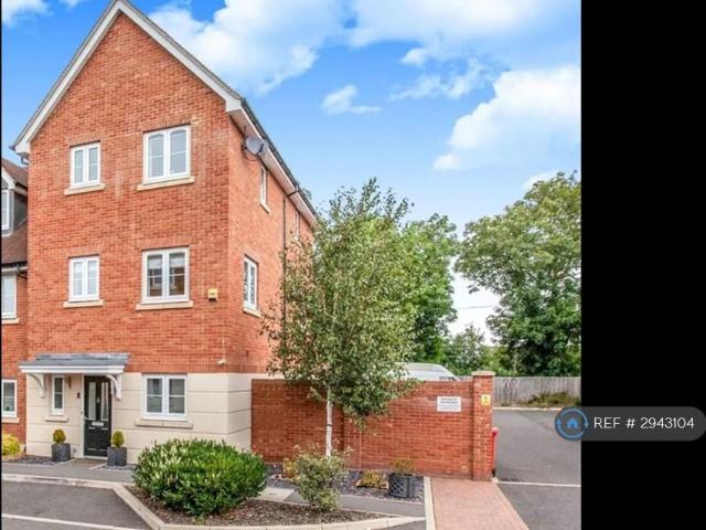 5 bedroom semi detached house to rent
