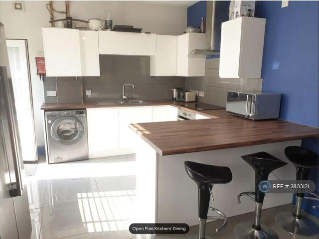 5 bedroom semi detached house to rent