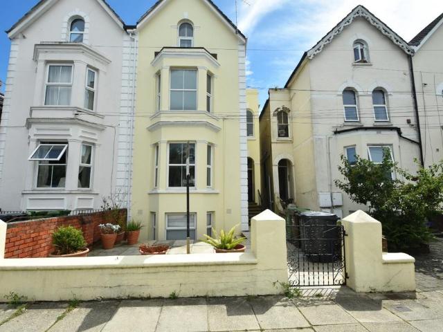 5 bedroom semi detached house to rent