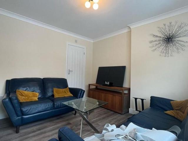 5 bedroom semi detached house to rent
