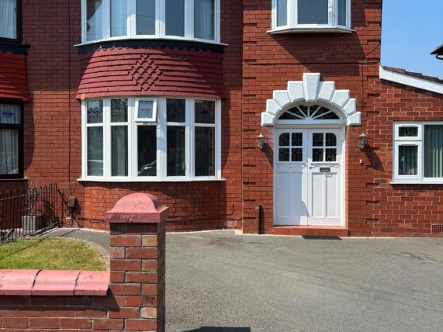 5 bedroom semi detached house to rent