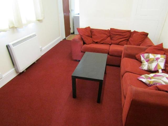 5 bedroom semi detached house to rent