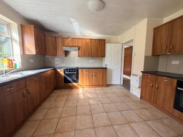 5 bedroom semi detached house to rent