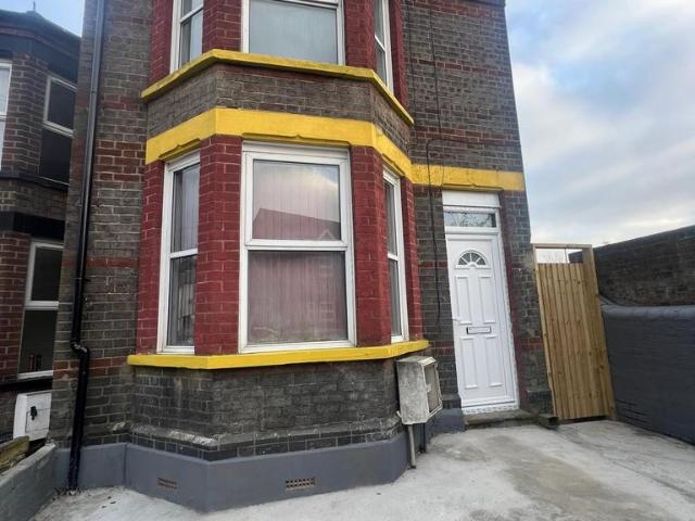 5 bedroom semi detached house to rent