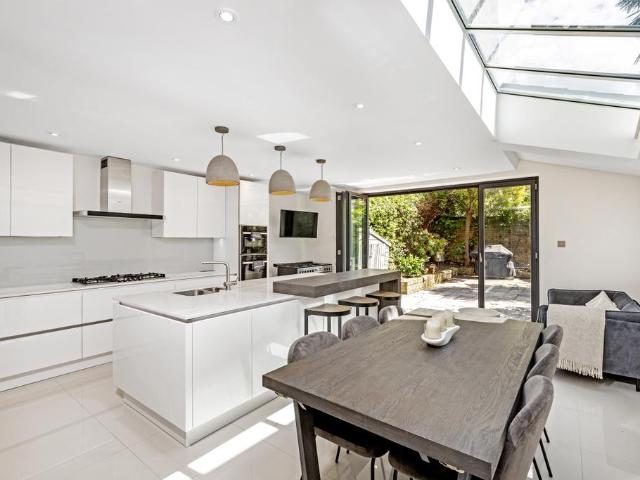5 bedroom semi detached house to rent
