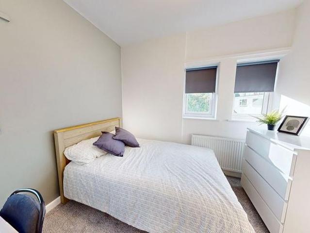 5 bedroom semi detached house to rent