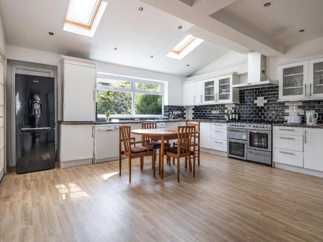 5 bedroom semi detached house to rent