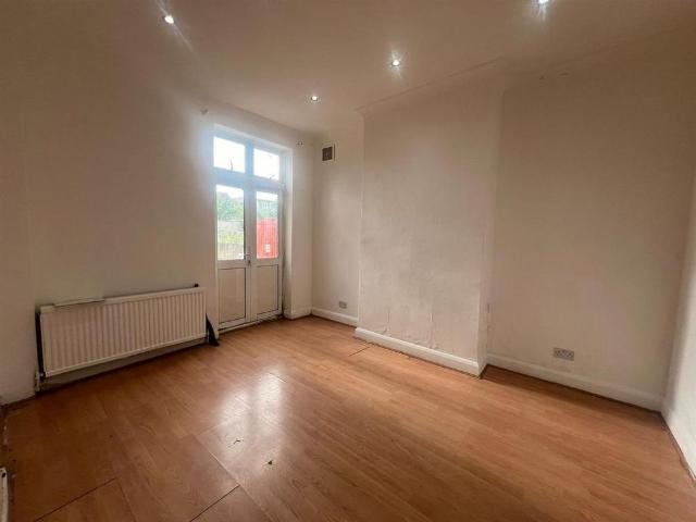 5 bedroom semi detached house to rent