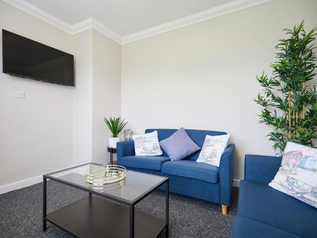 5 bedroom semi detached house to rent