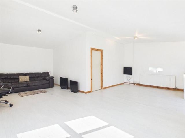 5 bedroom semi detached house to rent