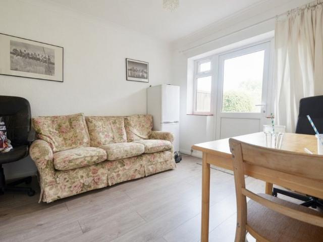 5 bedroom Semi detached house to rent