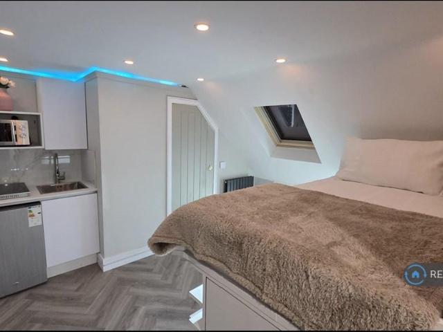 5 bedroom semi detached house to rent
