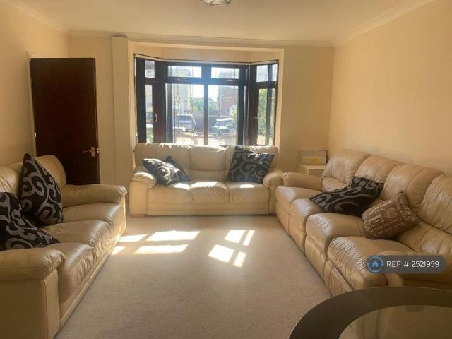 5 bedroom semi detached house to rent
