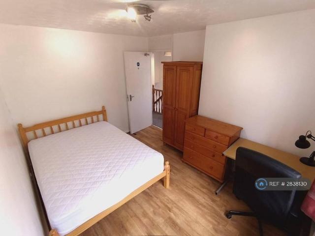 5 bedroom semi detached house to rent
