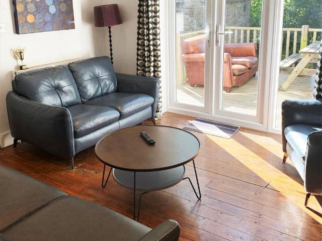 5 bedroom semi detached house to rent