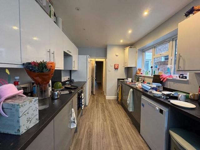 5 bedroom semi detached house to rent