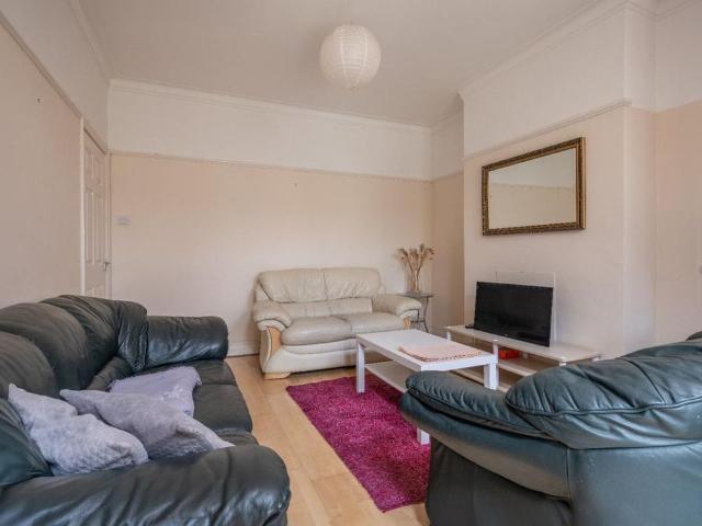 5 bedroom semi detached house to rent