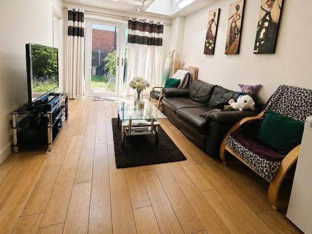 5 bedroom semi detached house to rent