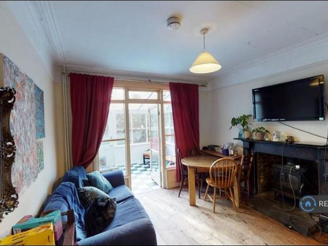 5 bedroom semi detached house to rent