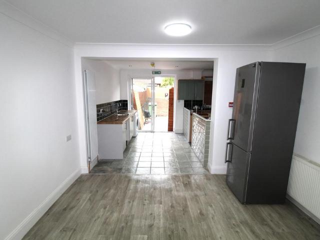 5 bedroom semi detached house to rent