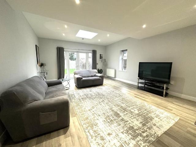 5 bedroom semi detached house to rent