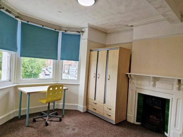 5 bedroom semi detached house to rent