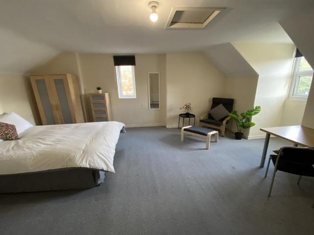 5 bedroom semi detached house to rent