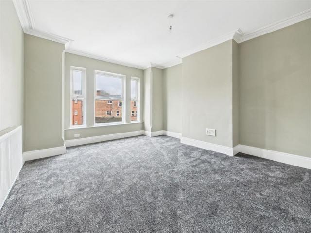 5 bedroom Semi detached house to rent