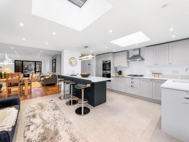 5 bedroom semi detached house to rent