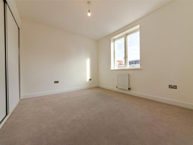 5 bedroom semi detached house to rent