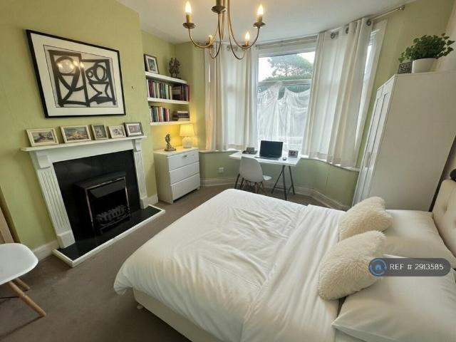 5 bedroom semi detached house to rent