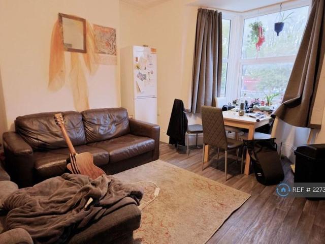 5 bedroom semi detached house to rent