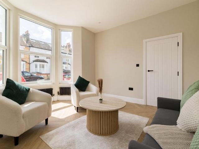 5 bedroom semi detached house to rent