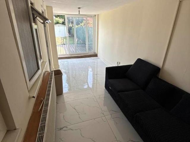 5 bedroom semi detached house to rent