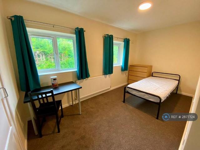 5 bedroom semi detached house to rent