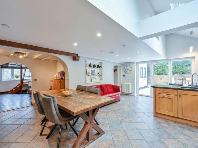 5 bedroom semi detached house to rent