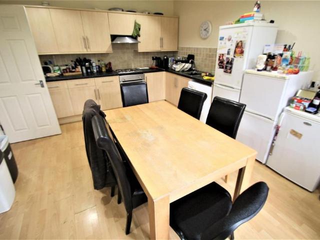 5 bedroom semi detached house to rent