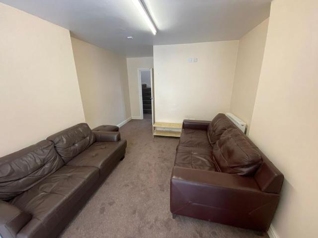5 bedroom semi detached house to rent