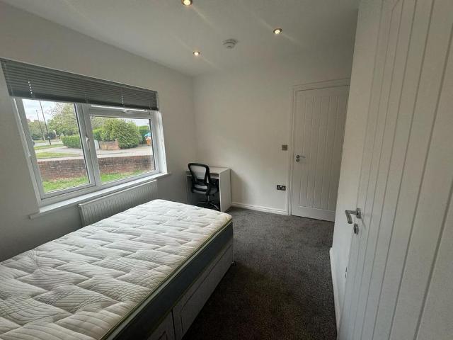 5 bedroom semi detached house to rent