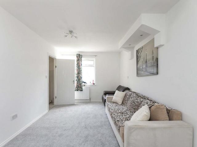 5 bedroom semi detached house to rent