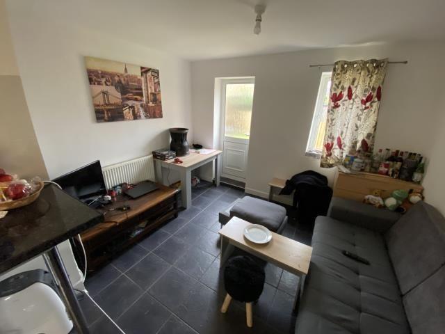 5 bedroom semi detached house to rent