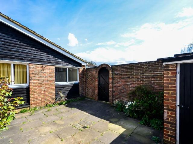 5 bedroom semi detached house to rent