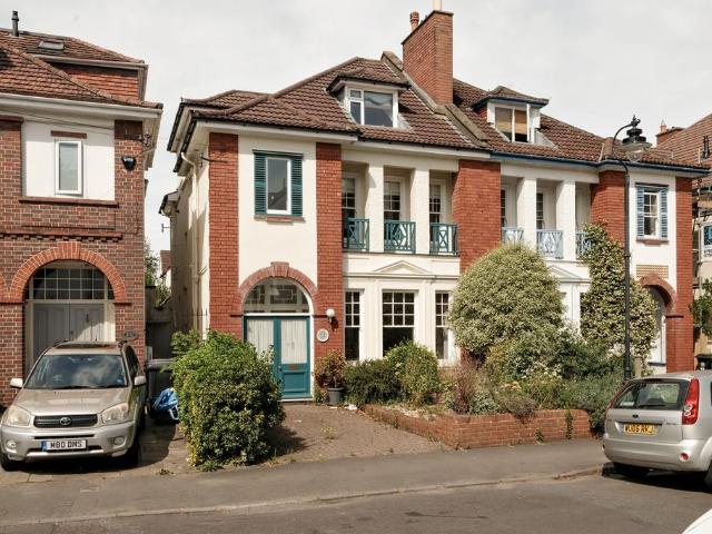 5 bedroom semi detached house to rent