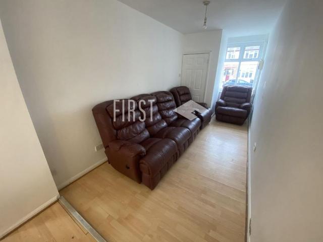 5 bedroom semi detached house to rent